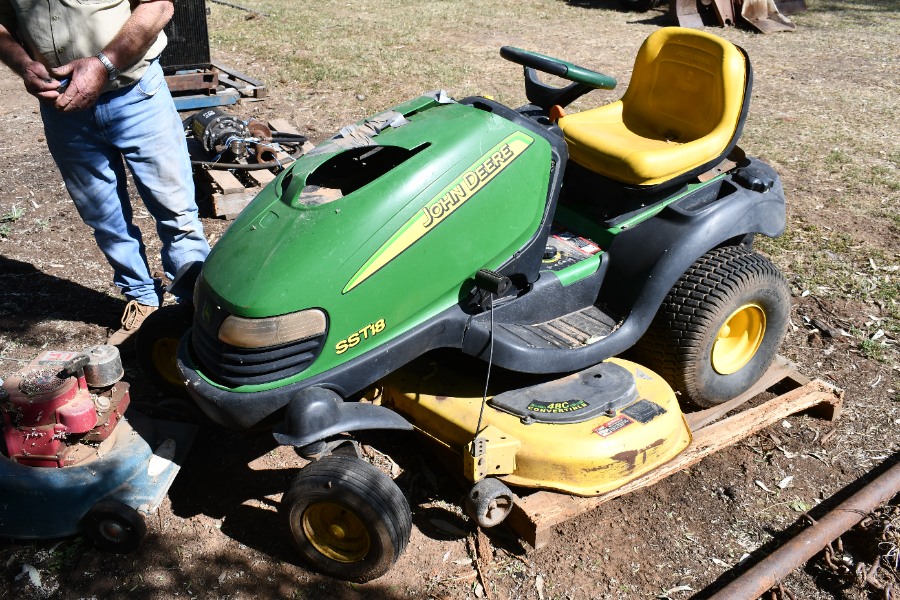 Lot 77 - John Deere SST18 ride-on mower | AuctionsPlus