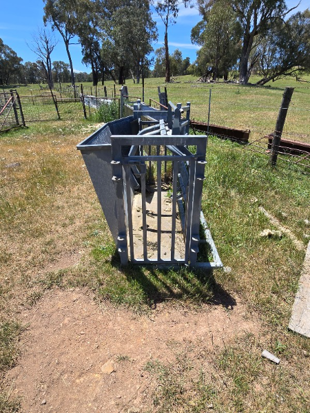 Lot 14 - Arrow Farmquip Sheep handler | AuctionsPlus