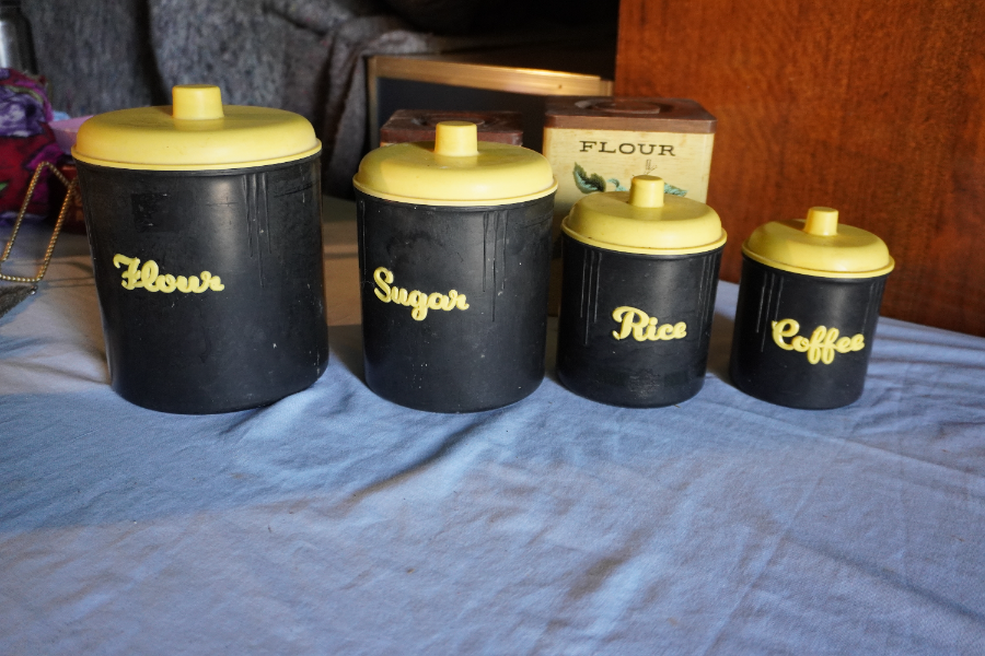 Lot 164 - Set of 4 canisters plus 2 x Wooden canisters. | AuctionsPlus