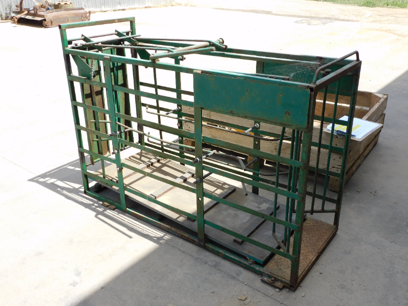 Lot 709 - Sheep Weigh crate race type, Thunderbird scales PS3000 ...