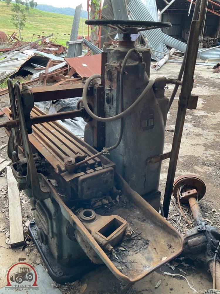 Lot 93 - Sunstrand Milling Machine | AuctionsPlus