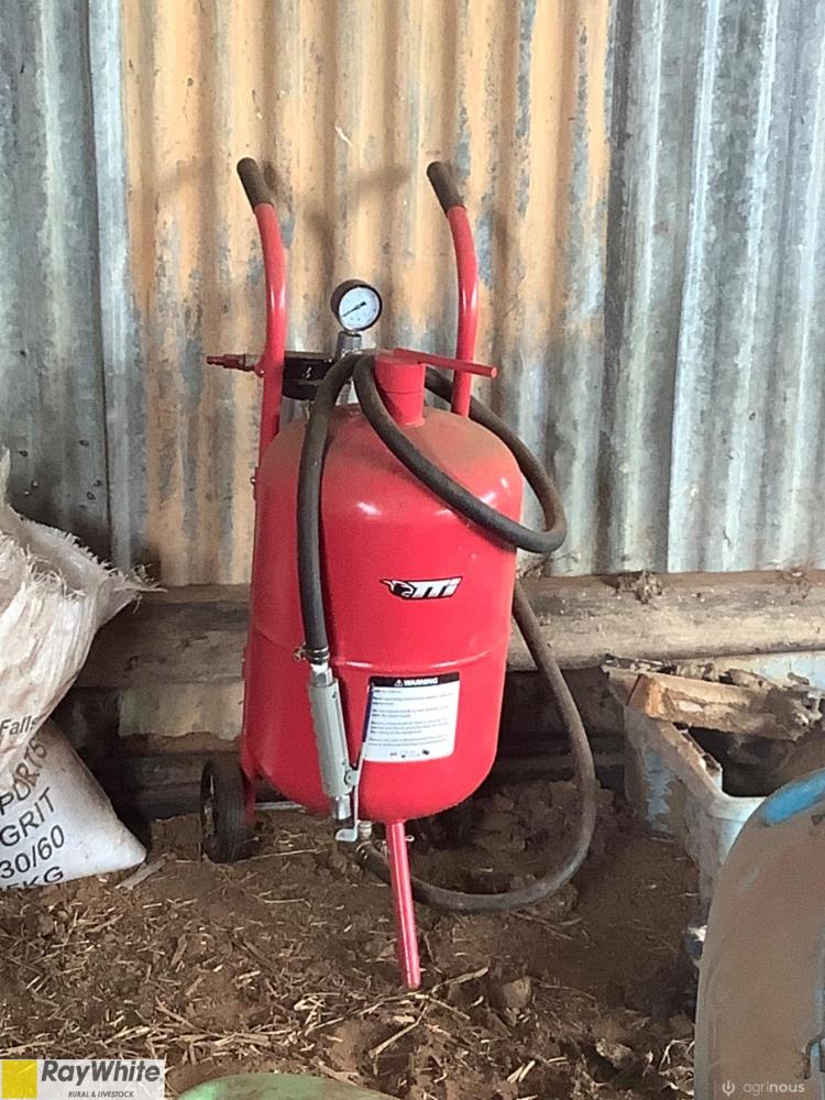 Lot 128 - Sand Blasting Unit | AuctionsPlus