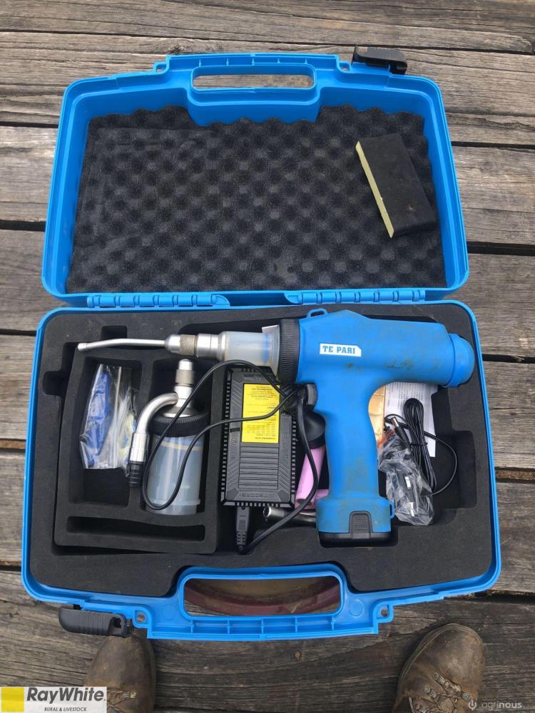 Lot 84 - Te Pari Dosing Gun 14ml and 70mm Barrell Kits | AuctionsPlus