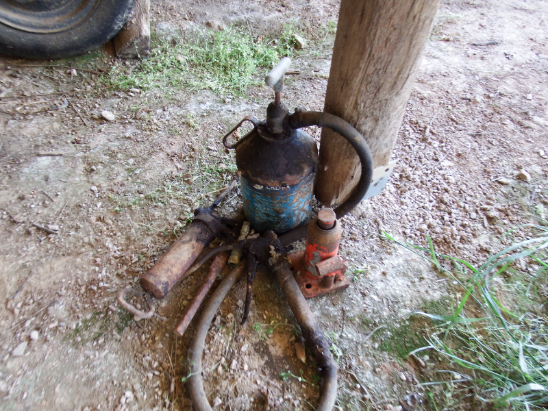 Lot 46 - Grease gun & Jack | AuctionsPlus