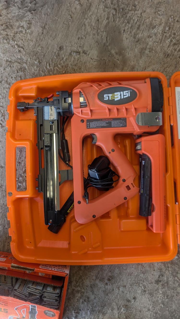 Lot 24 - STOCK-ade Gas Fencing Stapler & Staples 2 Original Batteries ...