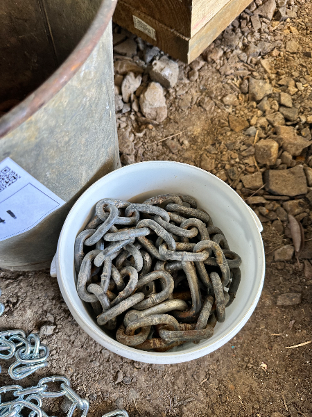 Lot 41 - MIXED CHAINS & BUCKETS | AuctionsPlus