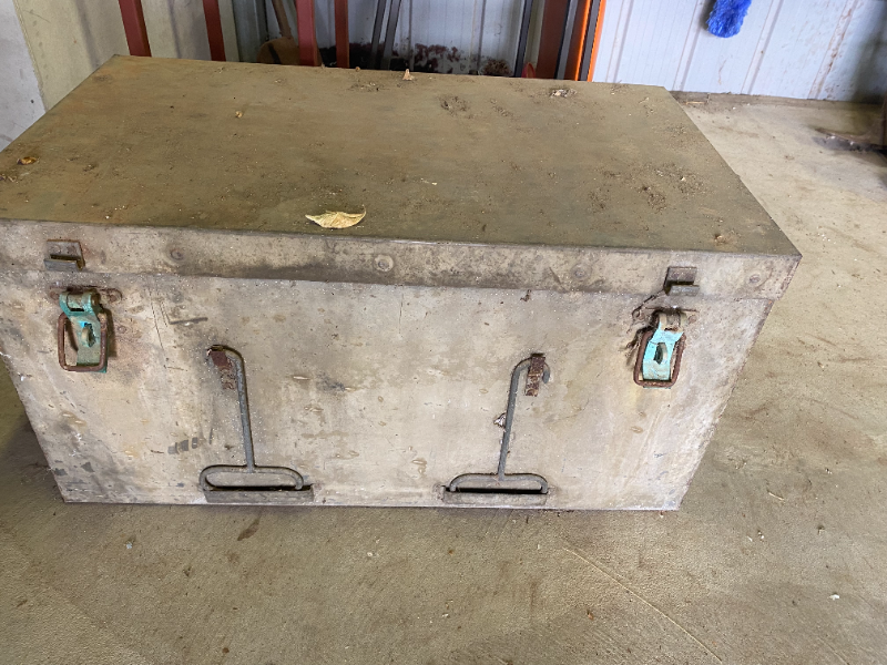 Lot 32 - Army lot box | AuctionsPlus