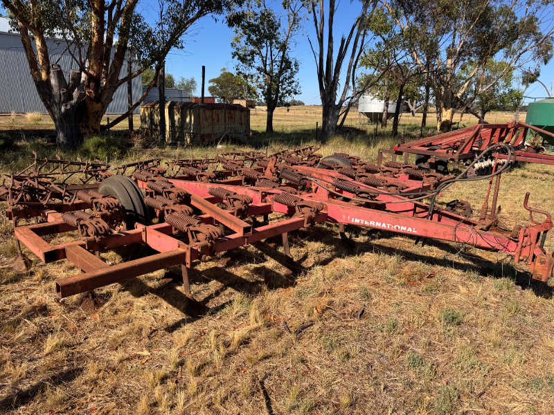Lot 18 - International Scarifier. | AuctionsPlus