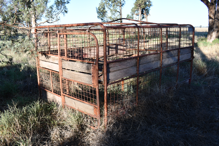 Lot 56 - Cattle/sheep crate | AuctionsPlus