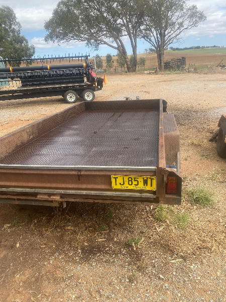 LOT 23 - BOGEY AXEL CAR TRAILER - WITH STOCK CRATE | AuctionsPlus