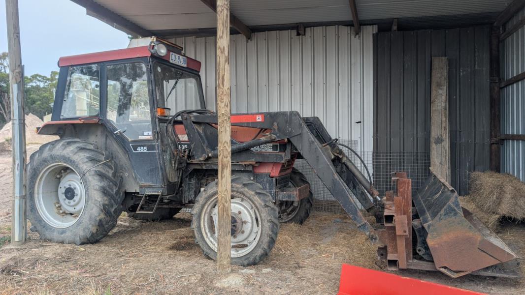 Lot 13 - CASE 485 Tractor w/ FEL Bucket & Pallet Forks | AuctionsPlus