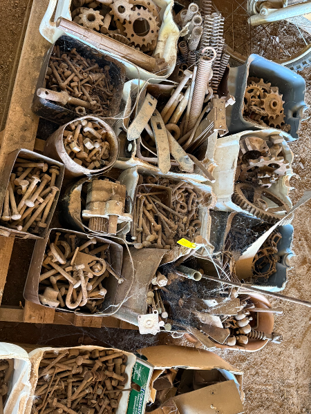 Lot 98 - Qty Sundry Items | AuctionsPlus