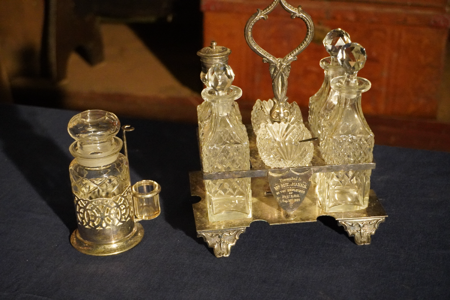 Lot 129 - Cruet set + pickle jar | AuctionsPlus