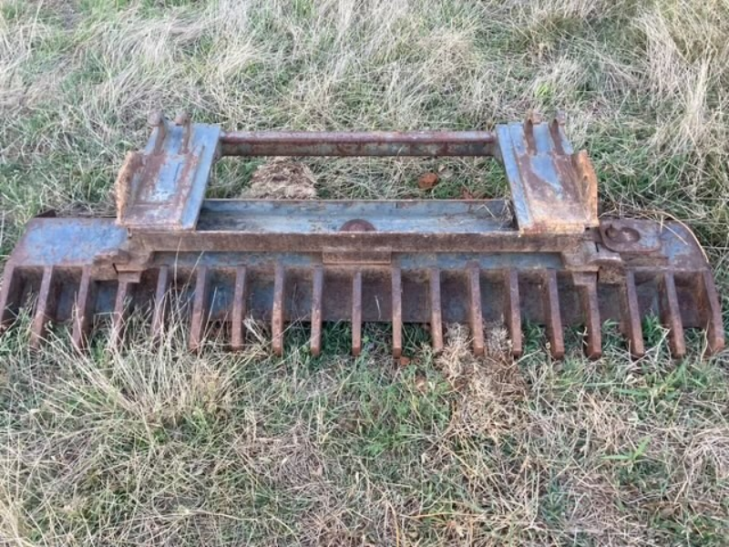 Lot 5 - Challenge Stick Rake | AuctionsPlus