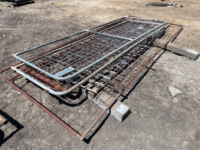 Lot 46 - Sundry steel gates | AuctionsPlus