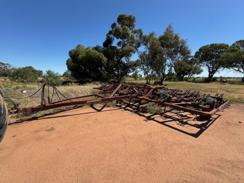 Lot 64 - Scarifier/Seeder Bar | AuctionsPlus
