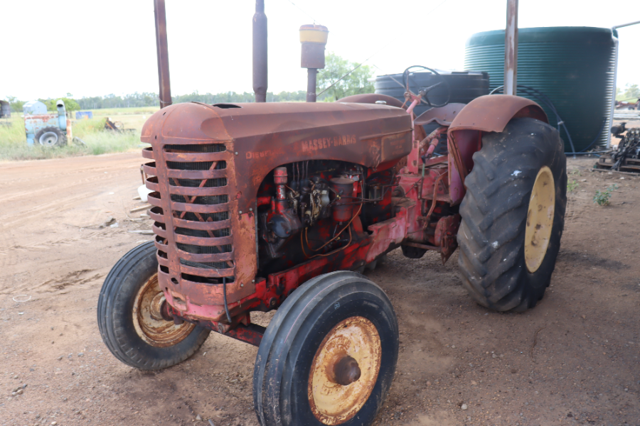 Lot 5.1 - Massey 555 D tractor - runs well | AuctionsPlus