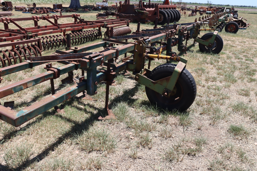 Lot 9 - 9m Connor Shea furrowing bar | AuctionsPlus