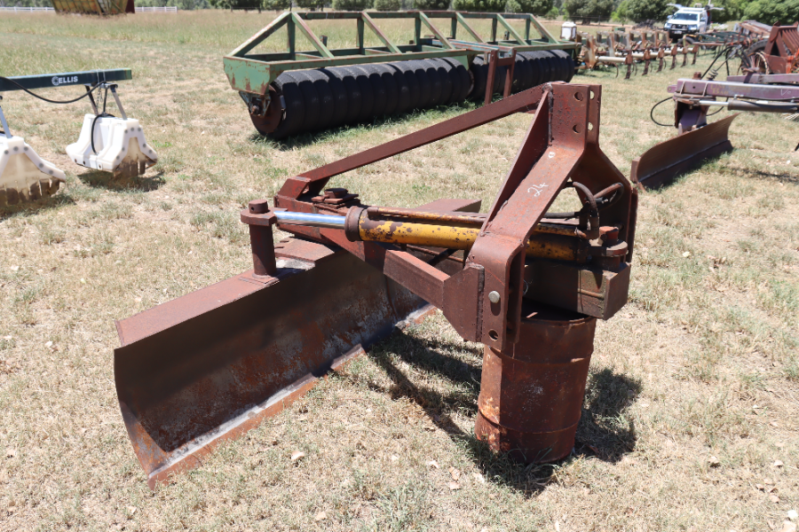 Lot 24 - 2.45m Hooper Montville 3PL grader blade, hydraulic angle ...