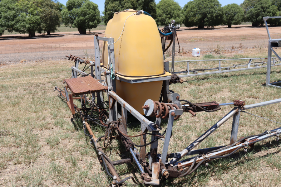 Lot 33 - 50' 3PL boom spray, 1000L fibreglass tank, PTO pump | AuctionsPlus