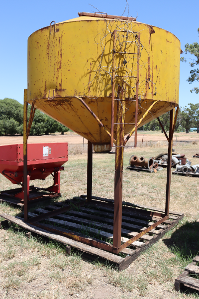 Lot 36 - Redding elevated silo | AuctionsPlus
