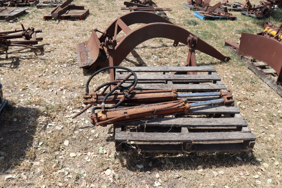 Lot 100 - Front end loader frame & hydraulic rams | AuctionsPlus