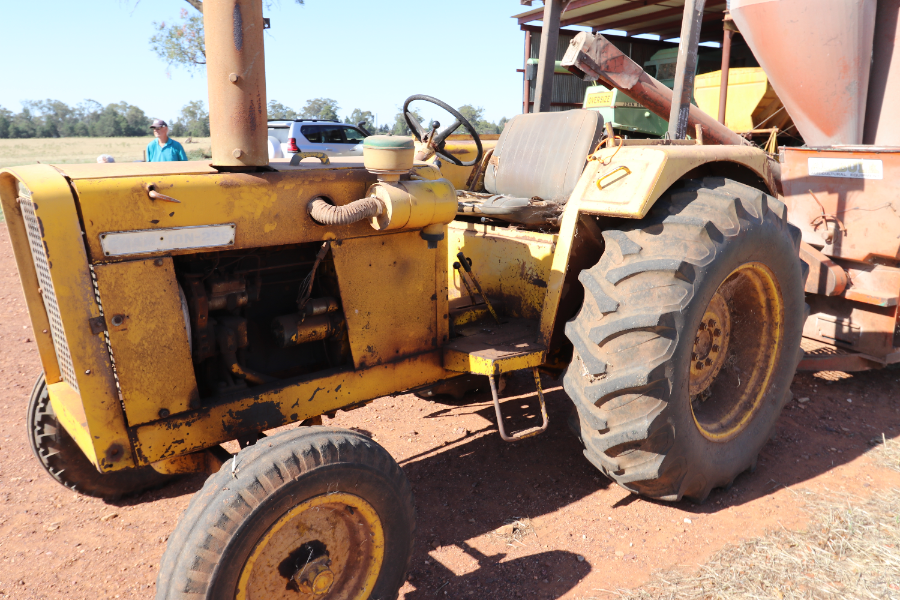 Lot 19 - Chamberlain Champion 236 | AuctionsPlus