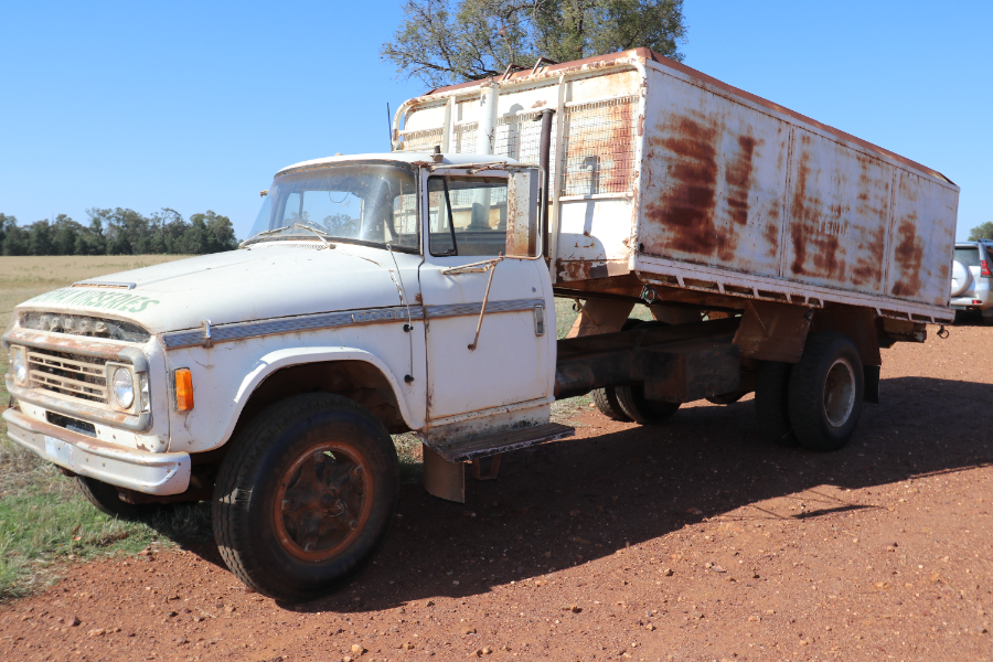 Lot 37 - Dodge 600, 354 Perkins, 17' tray, tipper | AuctionsPlus