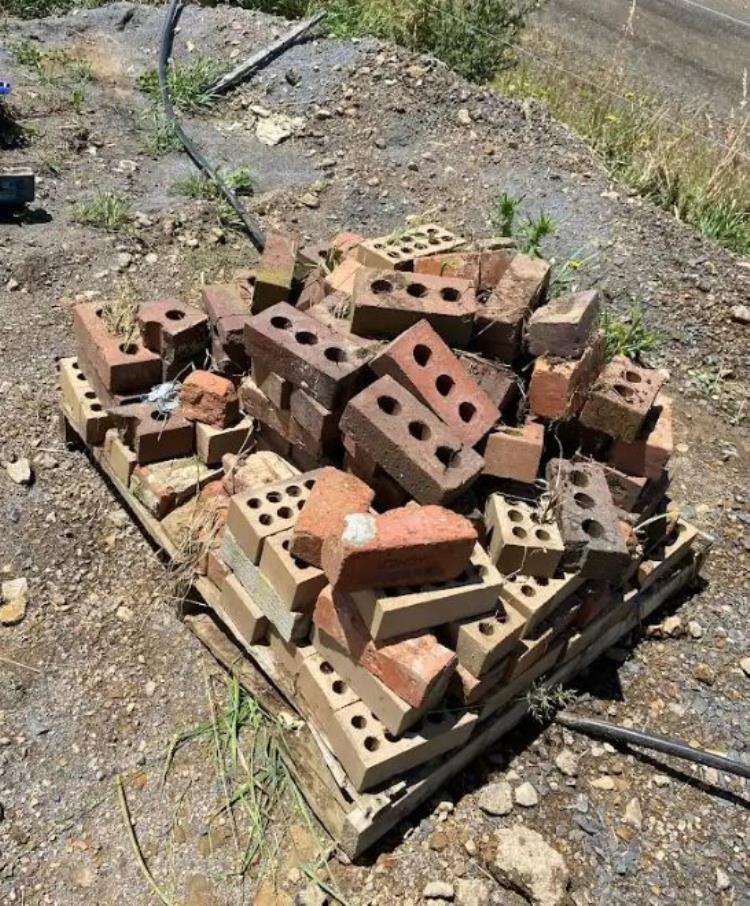Lot 127 - Pallet Bricks | AuctionsPlus