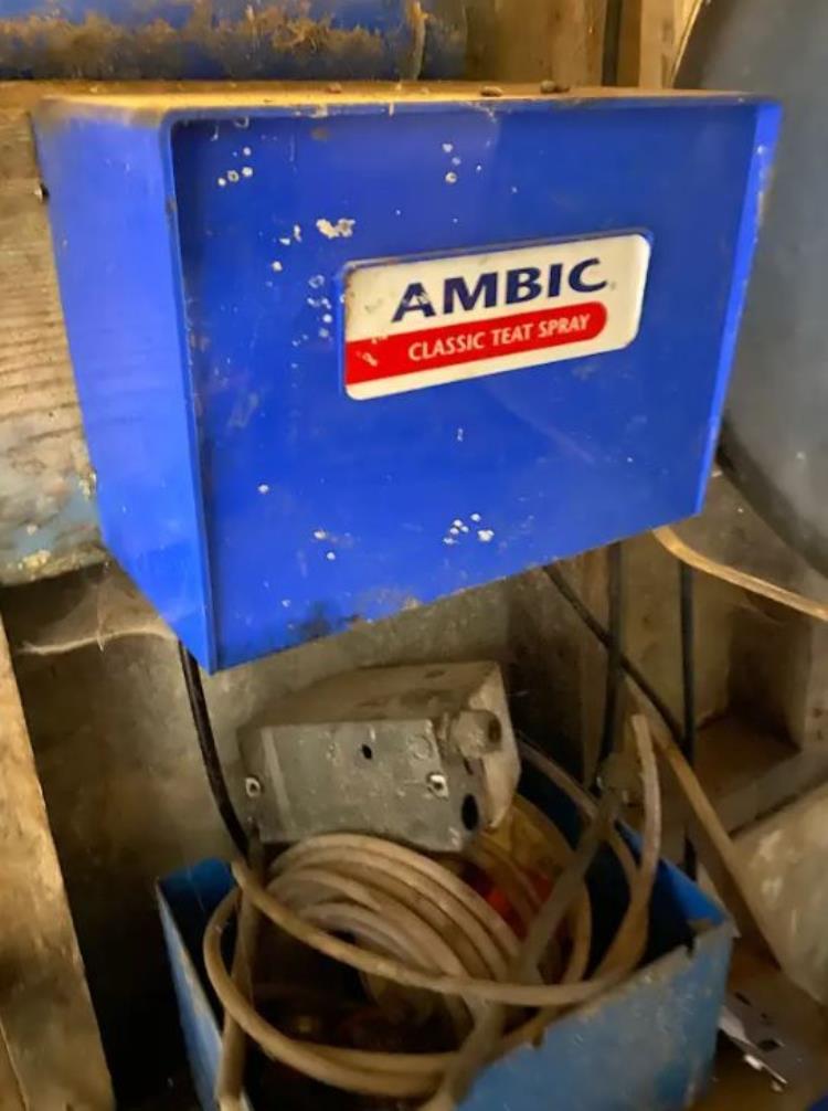 Lot 141 - Ambic Teat Spray System & Guns 4x | AuctionsPlus