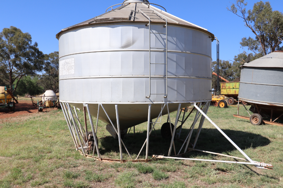 Lot 26 - Nelson 25 tonne field bin with lid | AuctionsPlus