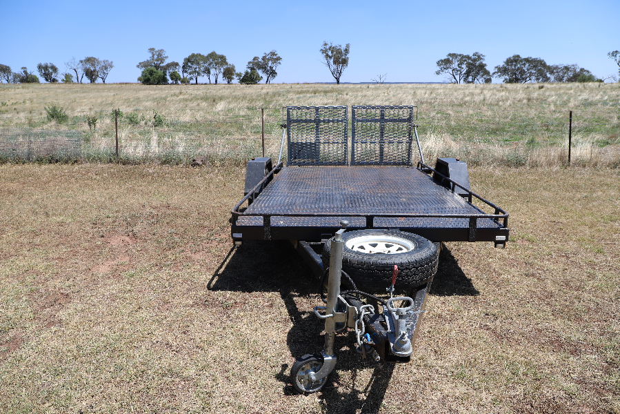 Lot 3 - Dean Trailer with ramps | AuctionsPlus