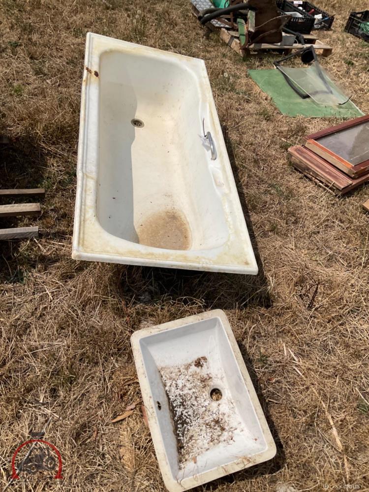 Lot 103 - Cast Bath & Hand Basin | AuctionsPlus