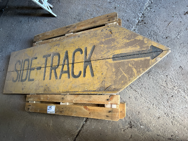 Lot 80 - Old collectable timber side track sign | AuctionsPlus