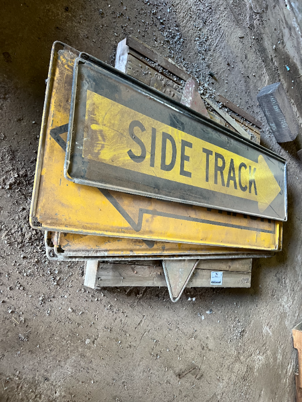 Lot 111 - Side track signs | AuctionsPlus