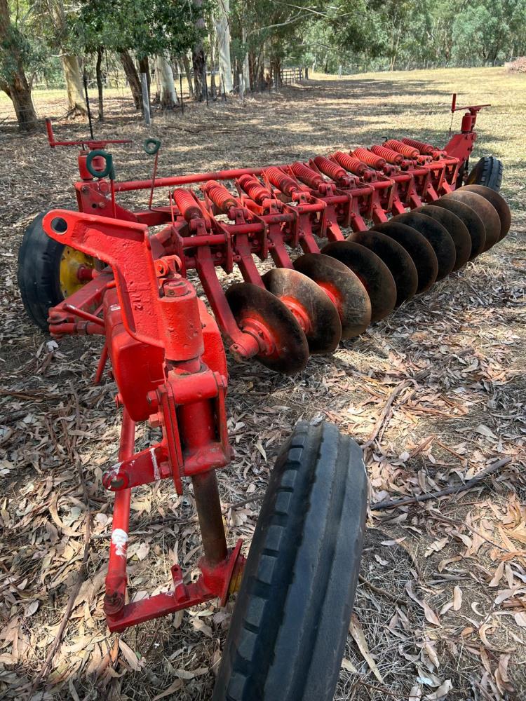 Lot 204 - 11 Furrow Stump Jump Disc Plough | AuctionsPlus