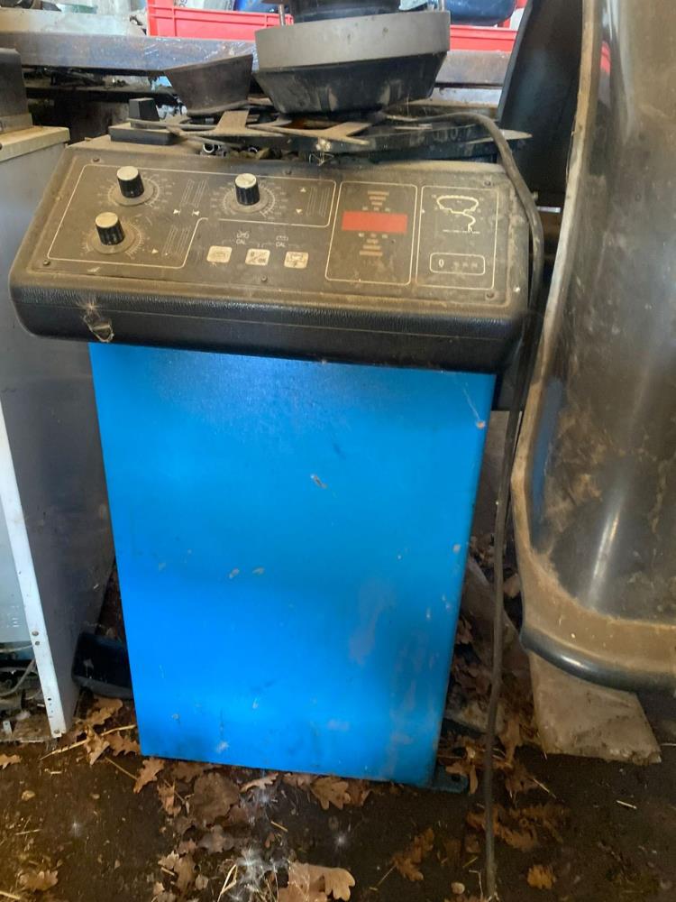 Lot 415 - Wheel balancer | AuctionsPlus