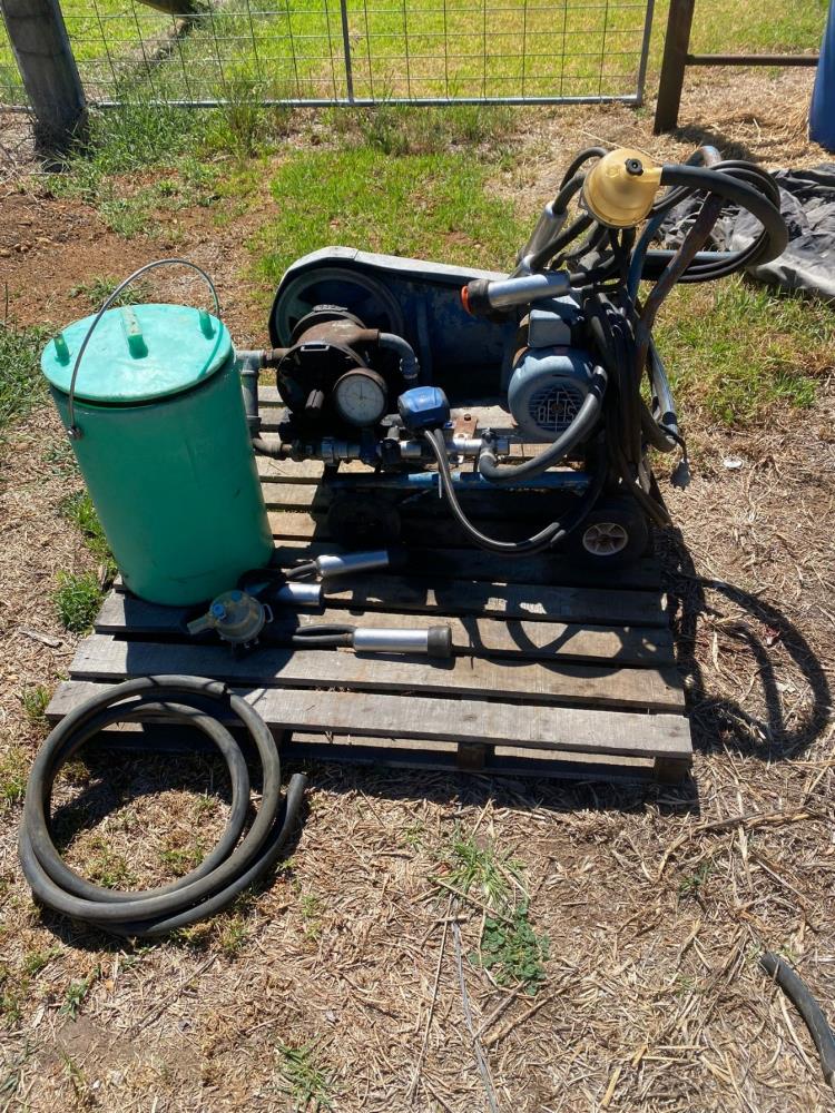 Lot 500 - Single Cow Milker with test bucket & electric Motor ...