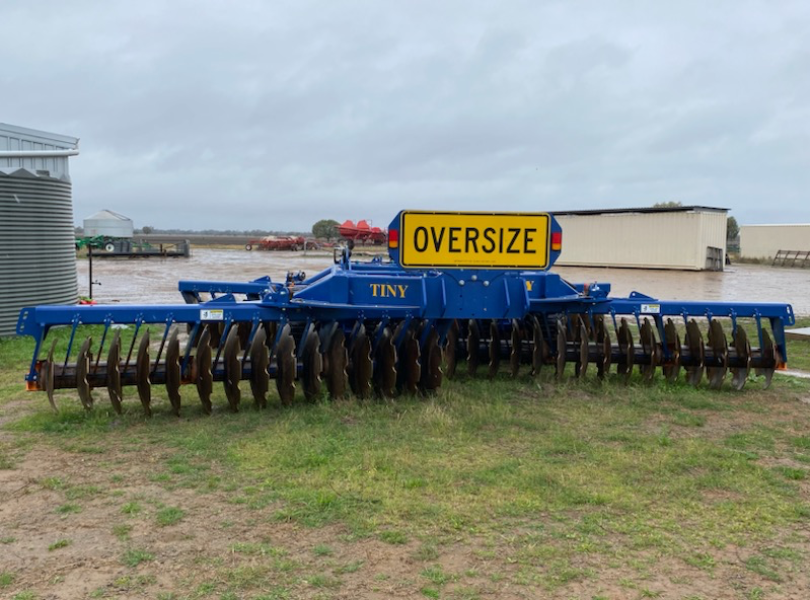 Lot 85 - Grizzly 56 Plate Tiny 230 H Model Offset Disc Plow | AuctionsPlus