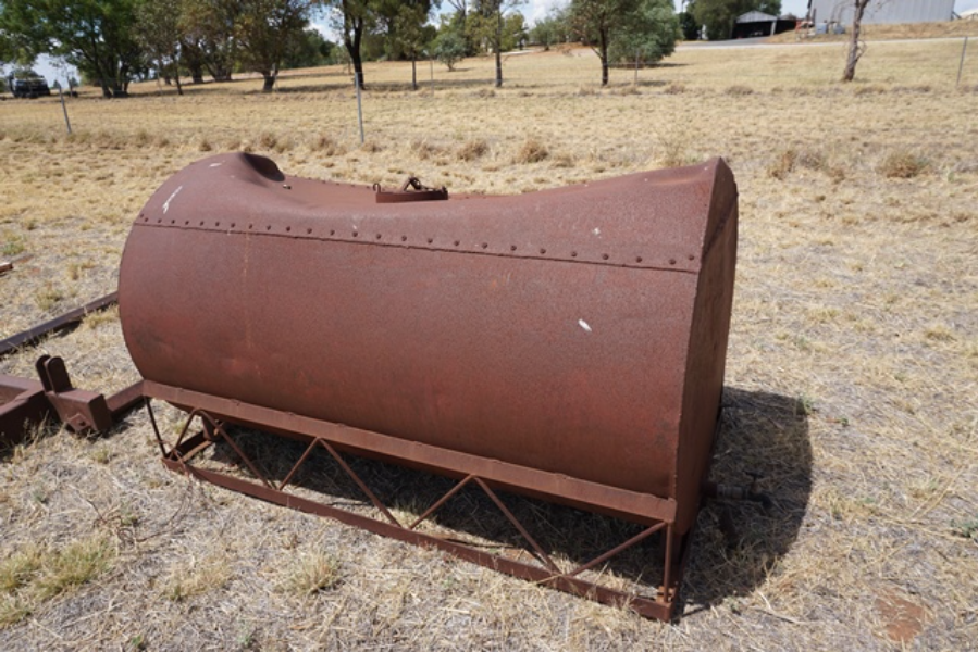 Lot 31 - 1000Lt Metal tank with dent | AuctionsPlus