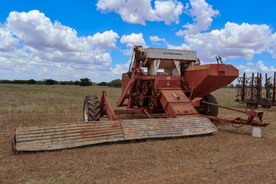 Lot 2 - 710 International Header | AuctionsPlus
