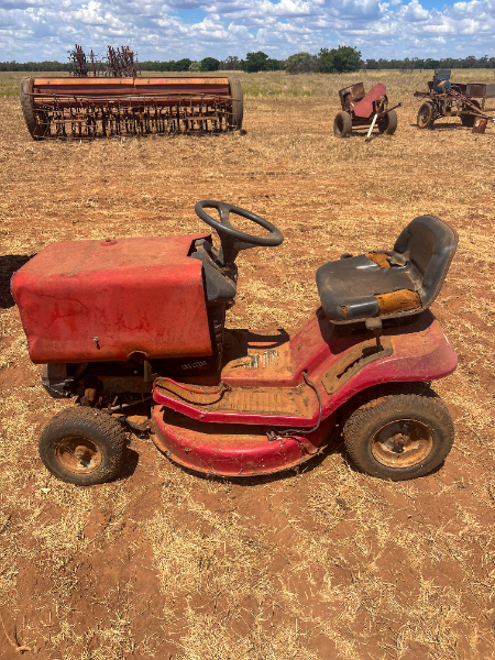 Lot 24 - Toro 12-32XL Ride on mower; | AuctionsPlus