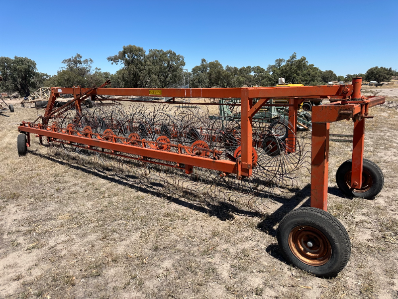 Lot 49 - Taege V-Rake | AuctionsPlus