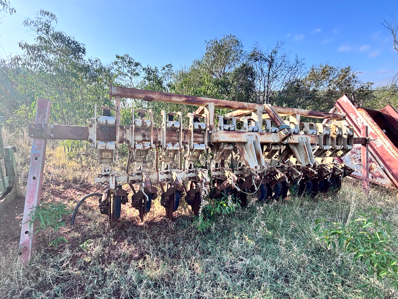 Lot 102 - NDF Seeder bar | AuctionsPlus