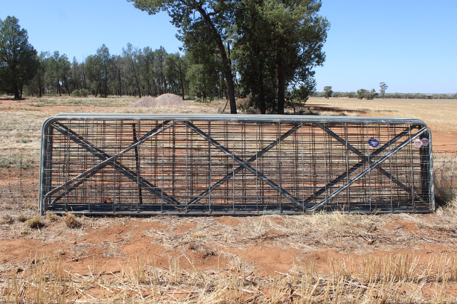 Lot 6 - Cyclone n stay gates 16 foot x 16 | AuctionsPlus