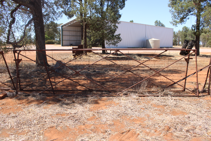 Lot 26 - McKay 16 foot gate | AuctionsPlus