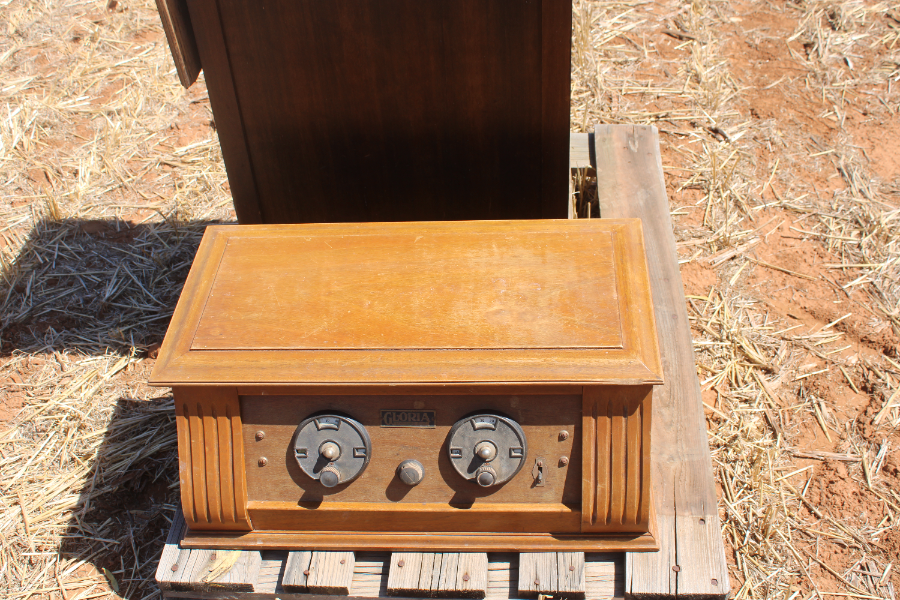 Lot 43 - Antique Gloria radio | AuctionsPlus