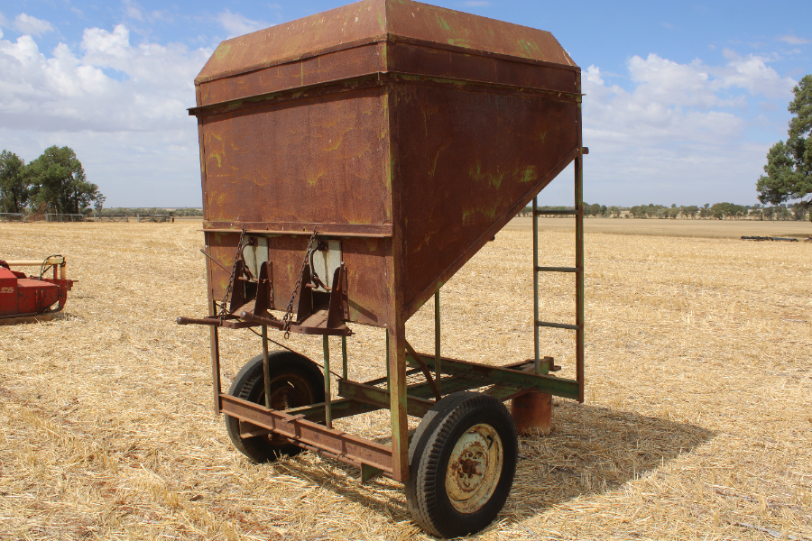 Lot 150 - Bagging off trailer | AuctionsPlus