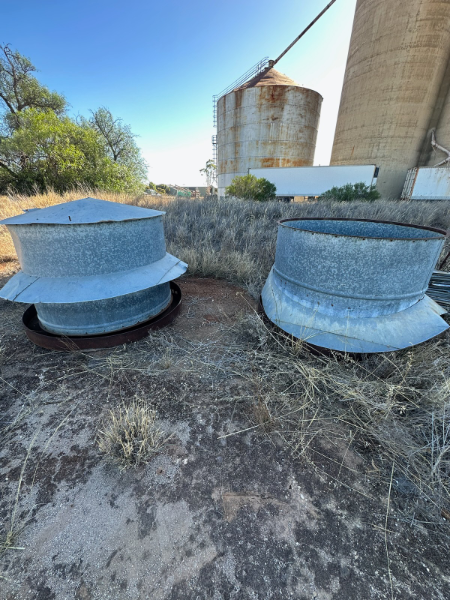 lot 335 - Feeders | AuctionsPlus