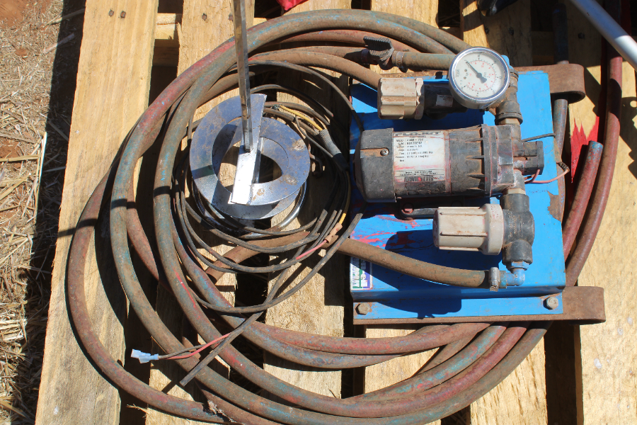 Lot 91 - Pickling pump | AuctionsPlus